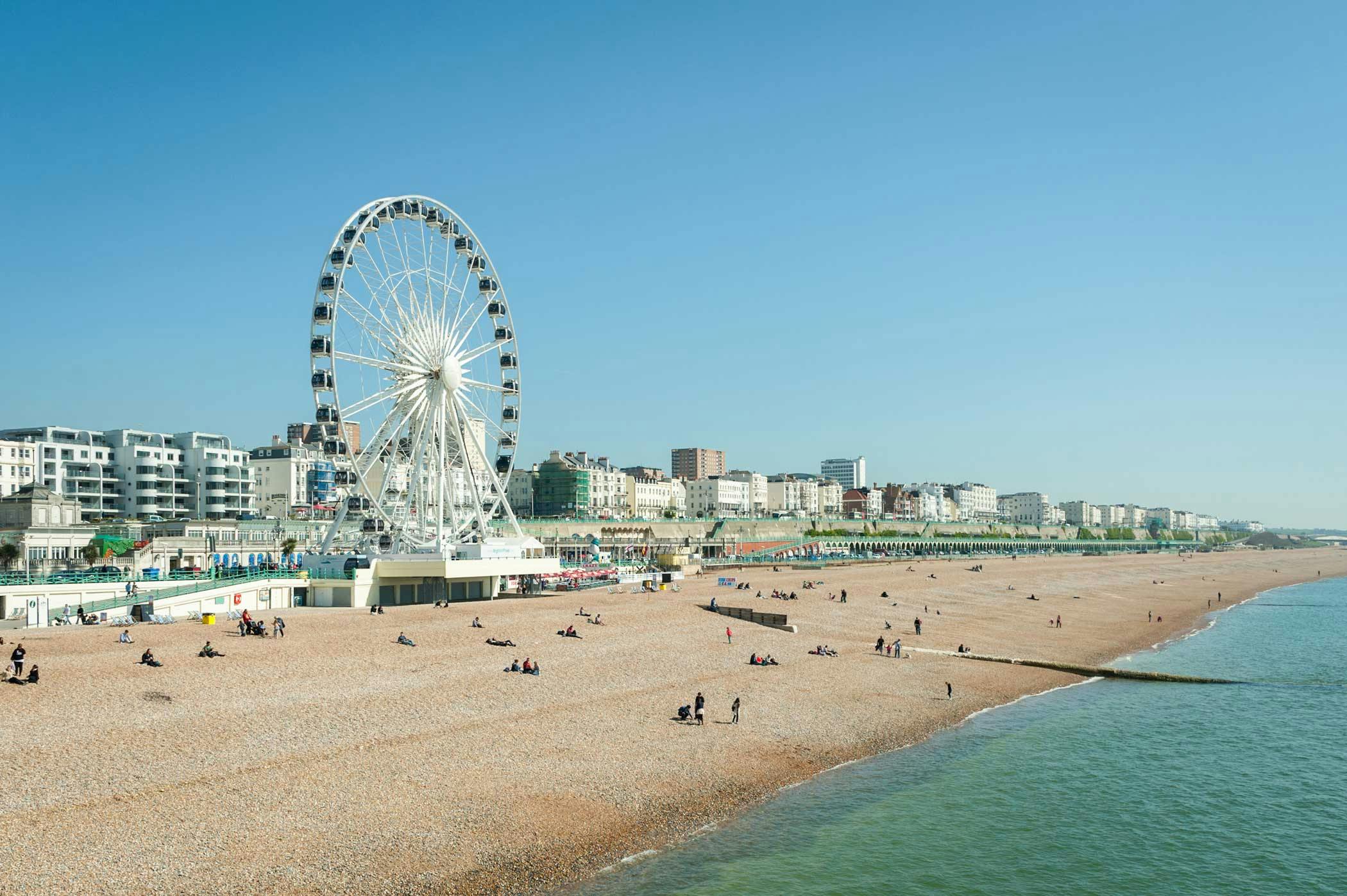 Sim, tem praia na Inglaterra! Conheça a cidade de Brighton | Caia no Mundo